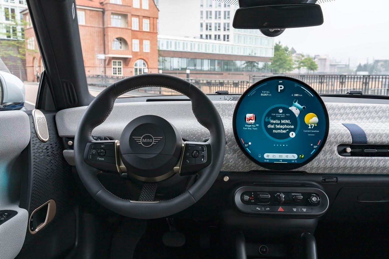 Peugeot e-208 vs Mini Cooper SE. Citadines électriques à fortes ...