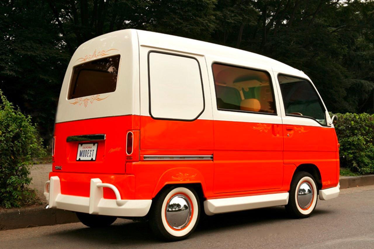 Photo 10 - Note rétro s'il en est : les pneus à flancs blancs ...