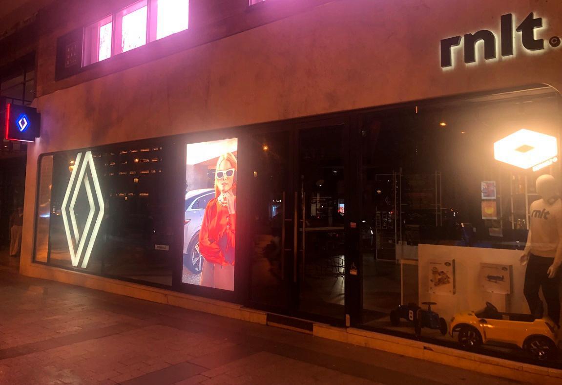 Renault lève le voile sur son écrin des Champs-Élysées et ouvre deux ...