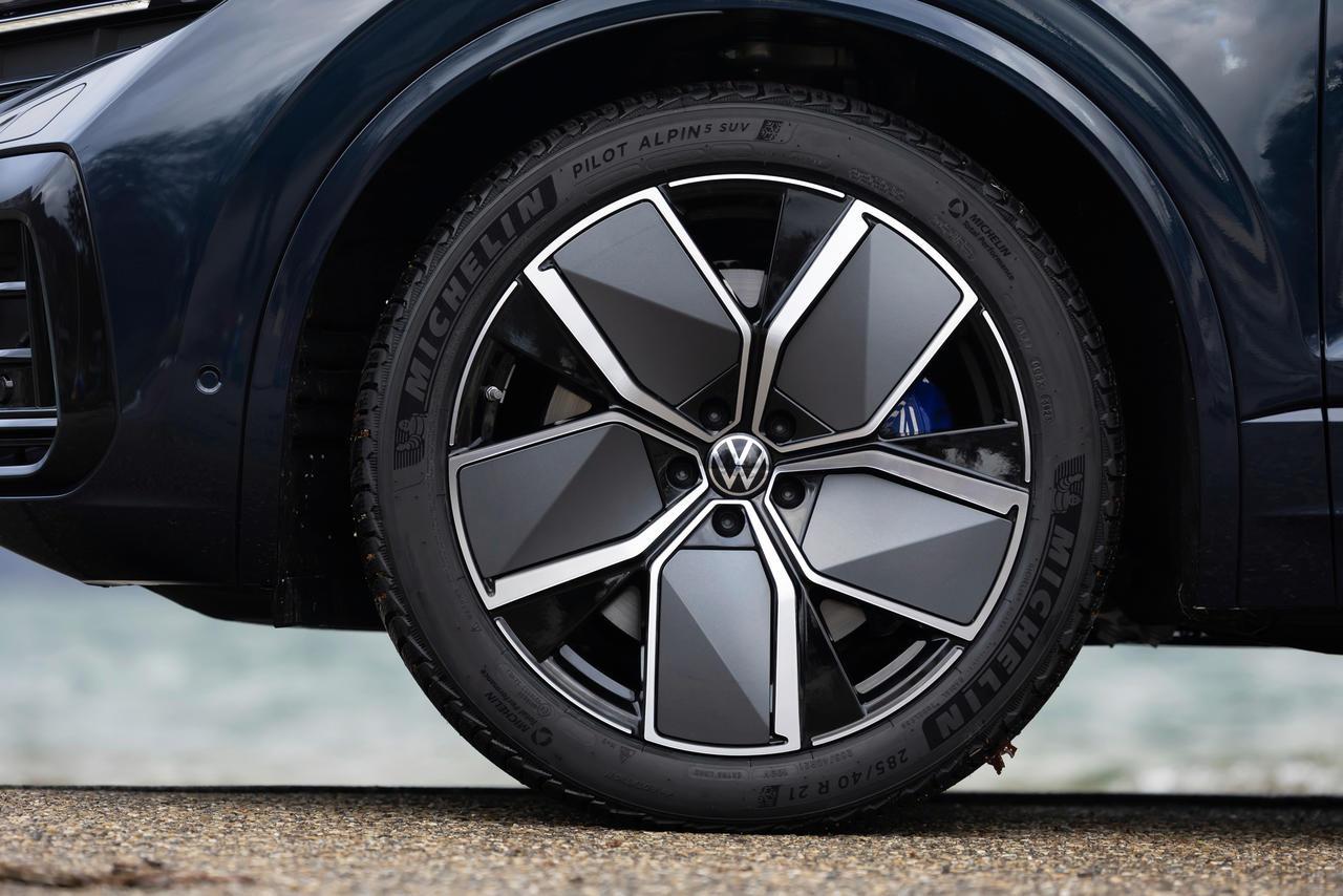 Photo 11 - volkswagen touareg R ehybrid 2024 jantes option - Essai ...