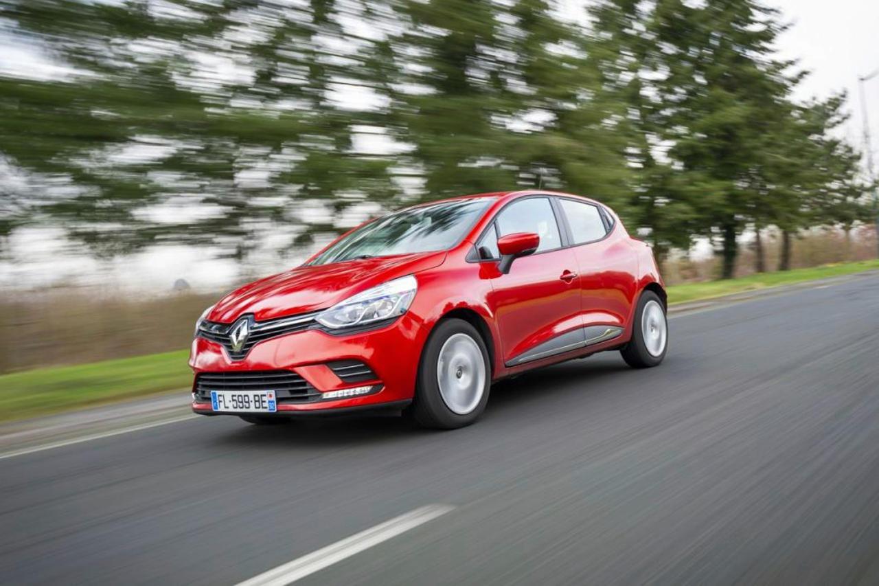 Photo 14 - Renault Clio 4 rouge - Pourquoi remplacer un pare-chocs ...