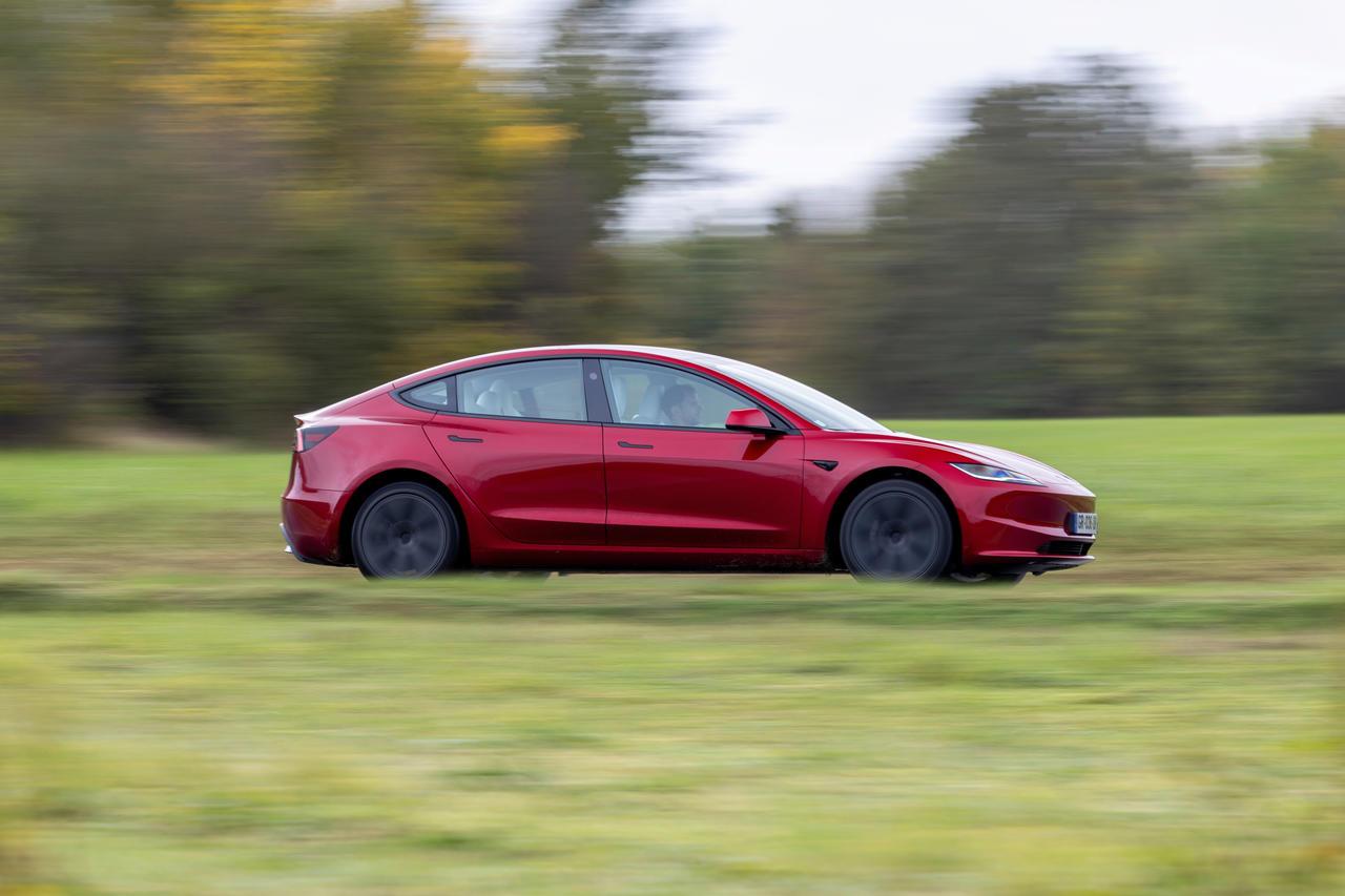 Photo 3 - tesla model 3 rouge voiture électrique - Marché auto. Tesla ...