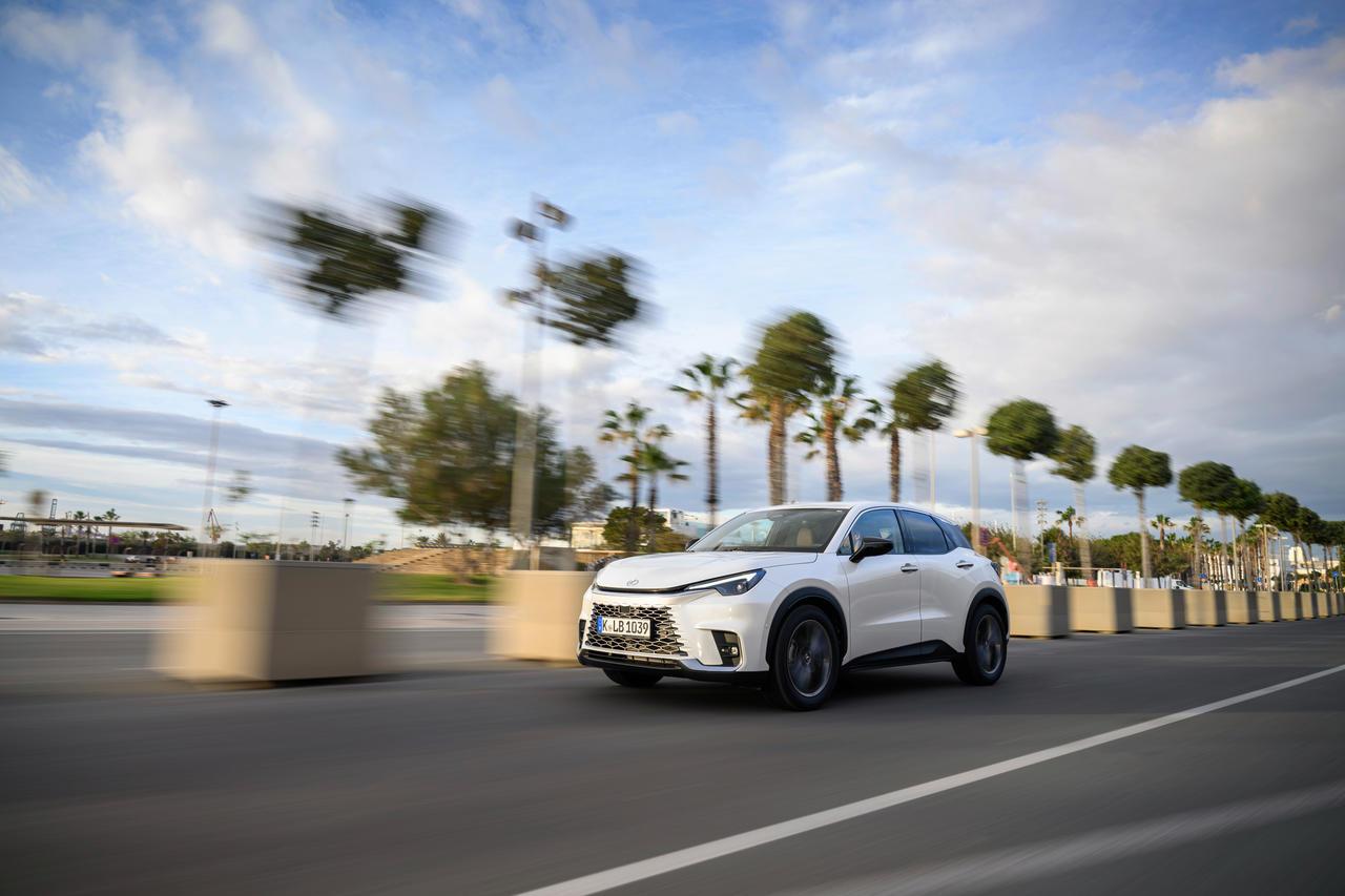 Essai Lexus LBX (2024) : une Toyota Yaris Cross en smoking