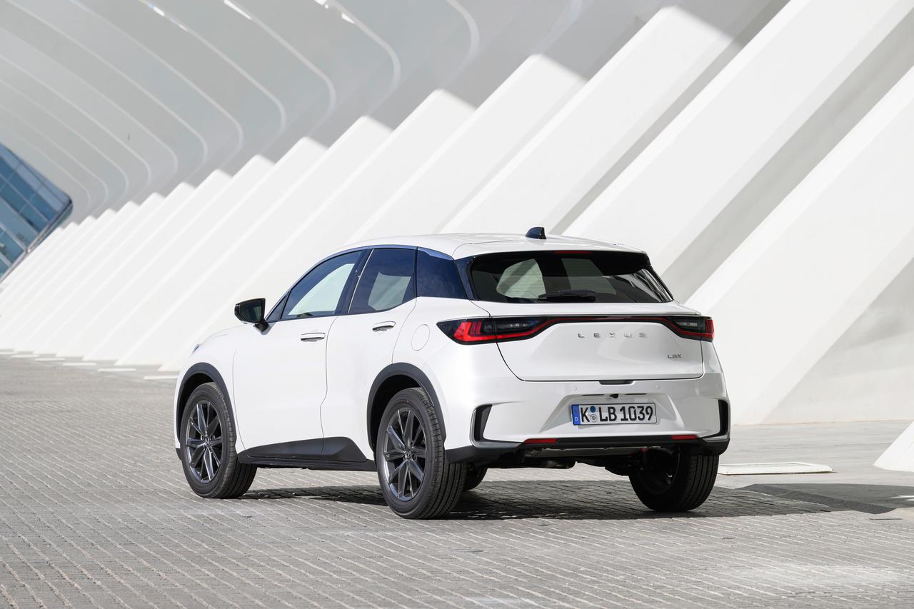 Essai Lexus LBX (2024) : une Toyota Yaris Cross en smoking