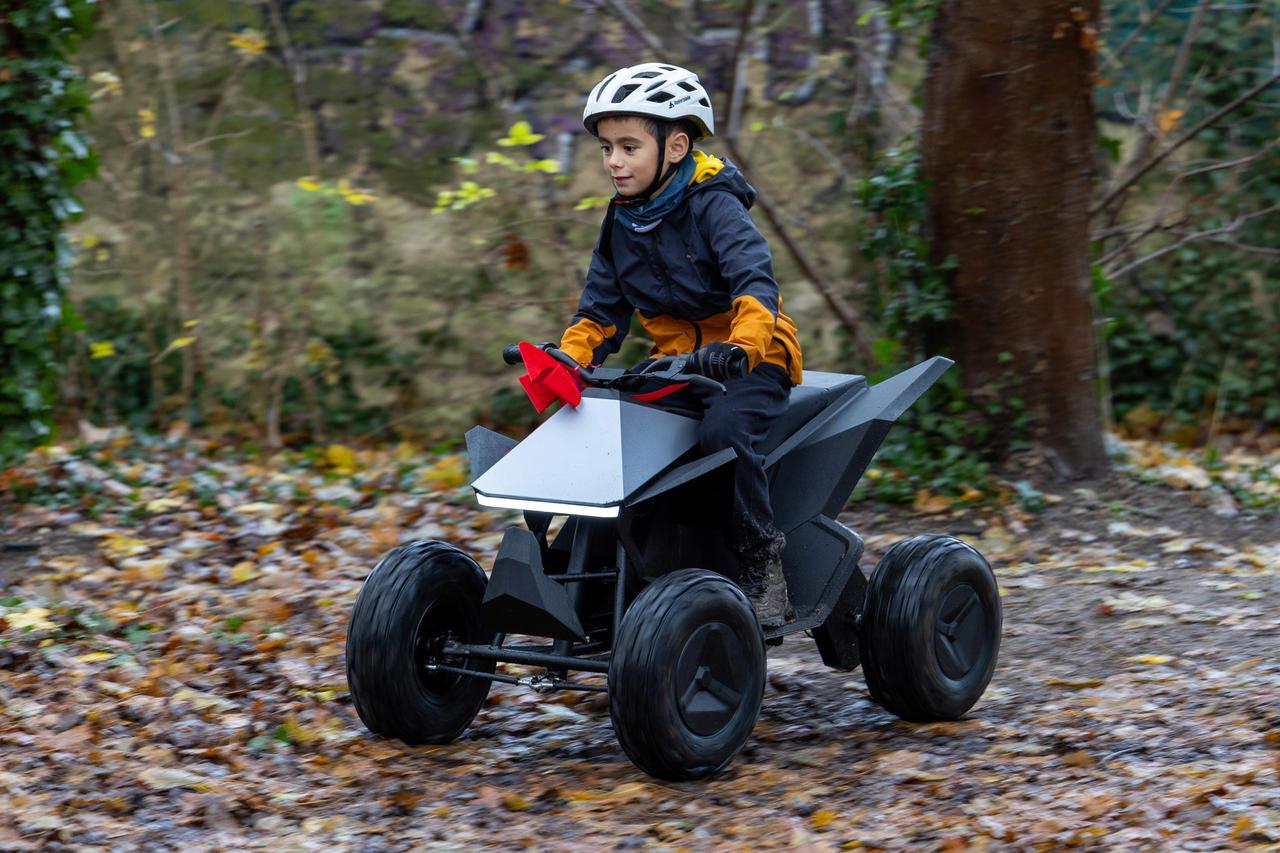 On a testé le Tesla Cyberquad directement livré par le Père Noël