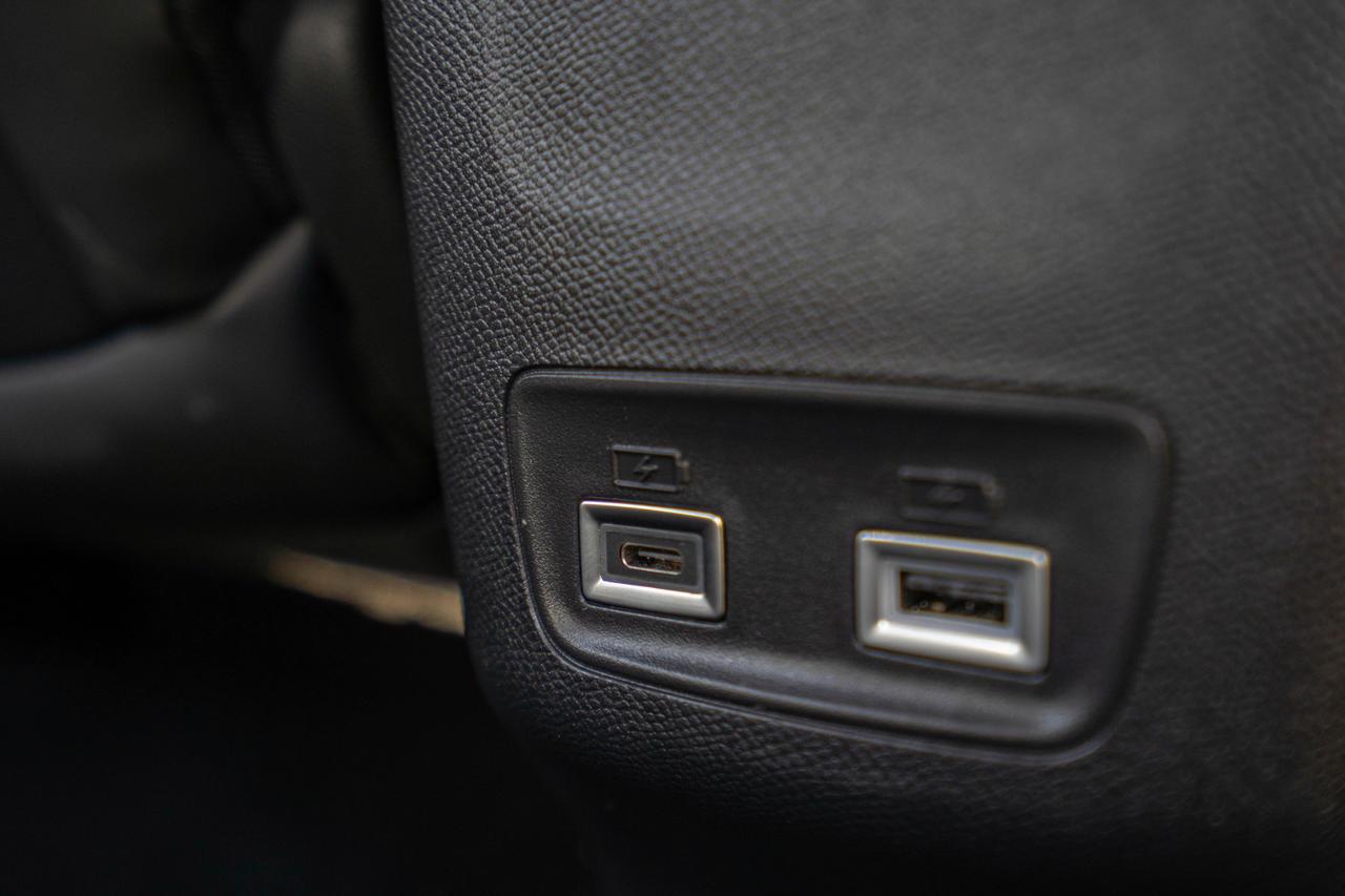 Photo 24 - Peugeot 208 restylée prises USB - Peugeot 208 vs Renault Clio (2023). Le match des ...
