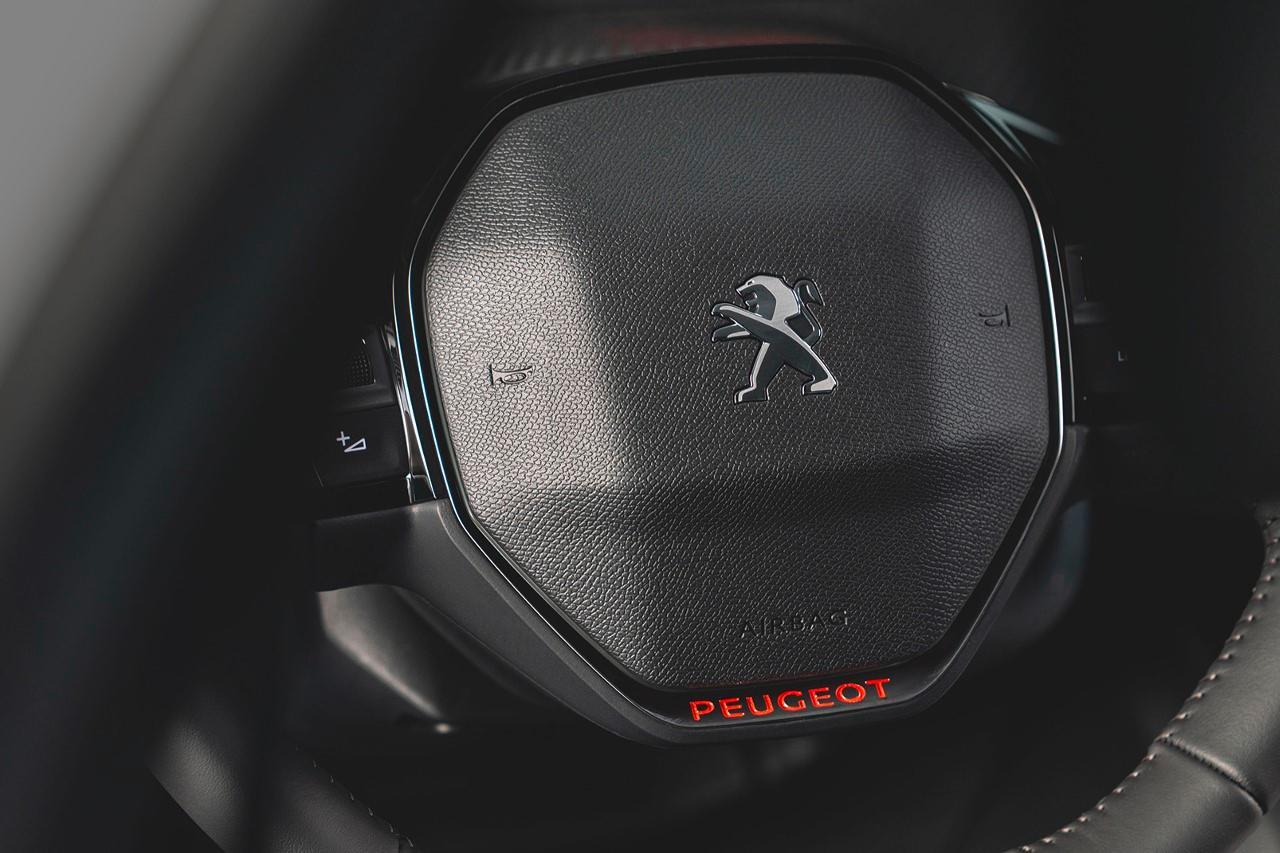 Photo 9 - ...et sur le volant. - Peugeot 208 Rallye (2023). Une édition ...