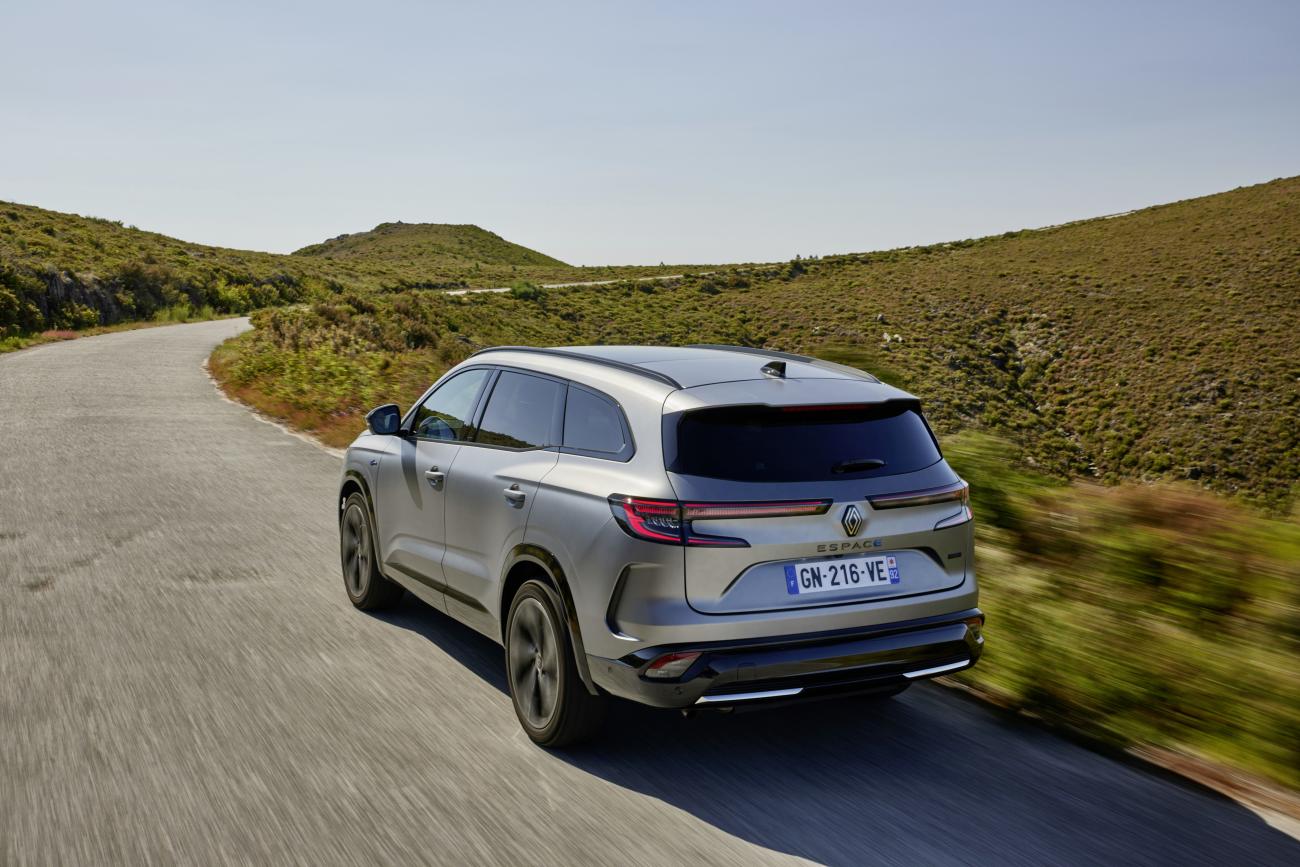 Renault Espace 6 (2023) : notre essai vidéo de l'Espace en mode SUV hybride