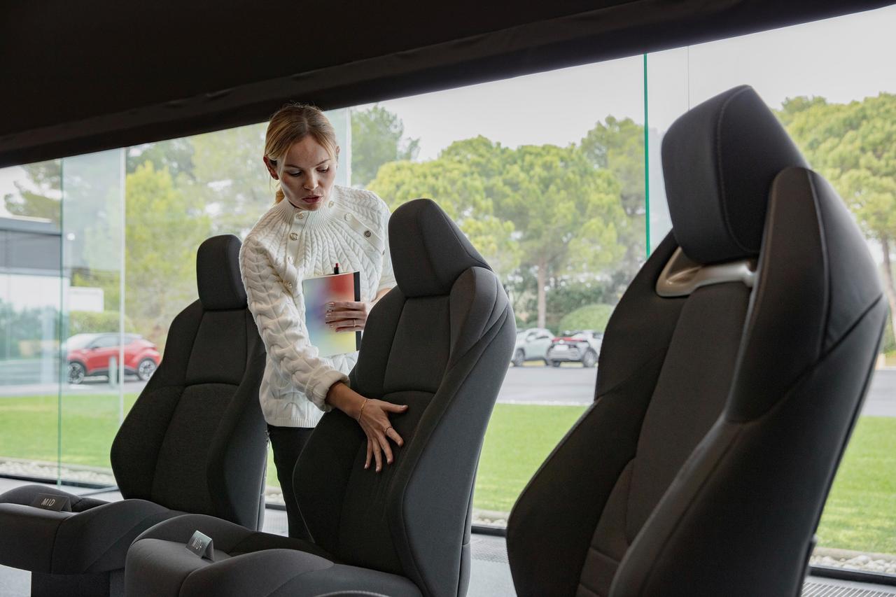 Photo 19 - Julie rodier, designer couleurs et matières senior. - Toyota ...