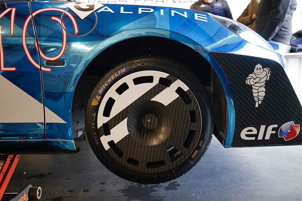 Photo 17 - Ces flasques permettent d'améliorer l'aéro et la stabilité de l'auto. - Essai Alpine ...