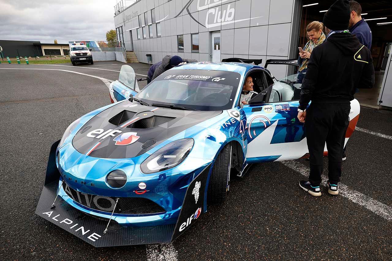 Photo 11 - Prendre place dans l'A110 Pikeas Peak a impliqué de m'installer quelques mousses. Je ...