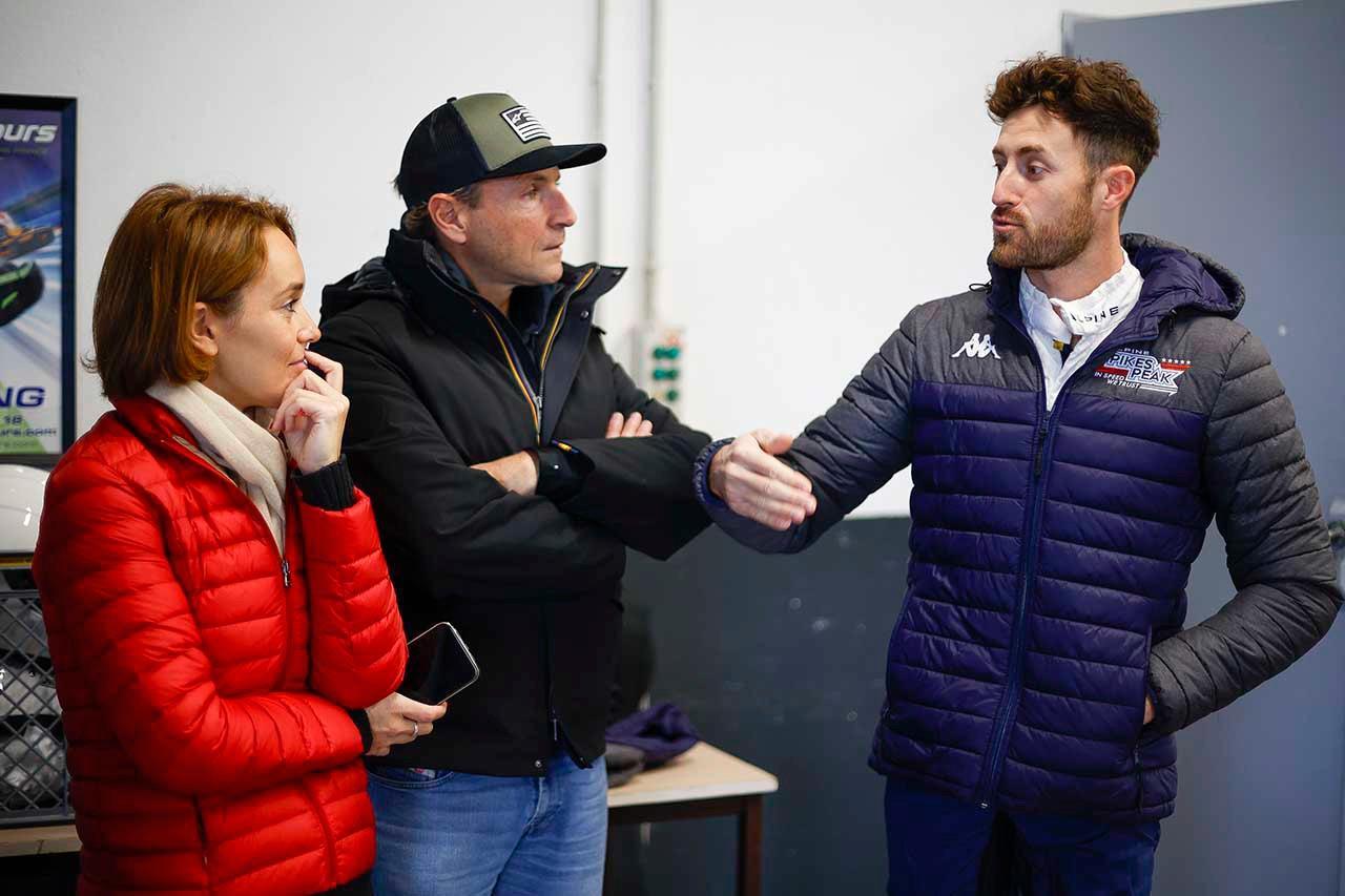 Photo 9 - Le pilote Raphaël Linari (à droite) a beaucoup aidé l'équipe ...