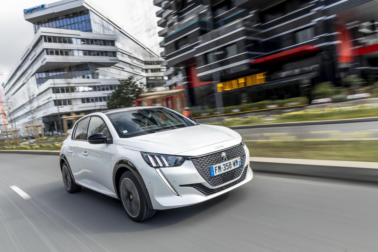 Photo 4 - Une Peugeot e-208 inaugure le leasing social. - Leasing social électrique. Premières ...