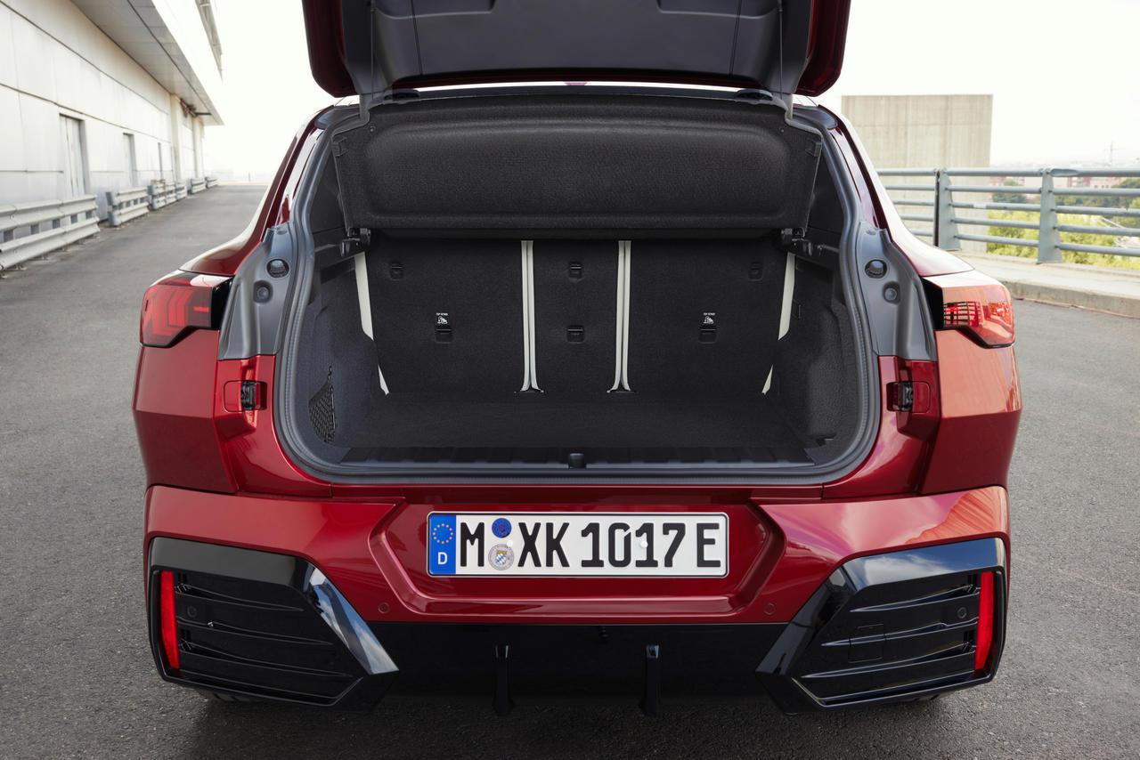 Photo 16 - Le volume de coffre du BMW iX2 atteint 525 litres. - BMW X2 ...