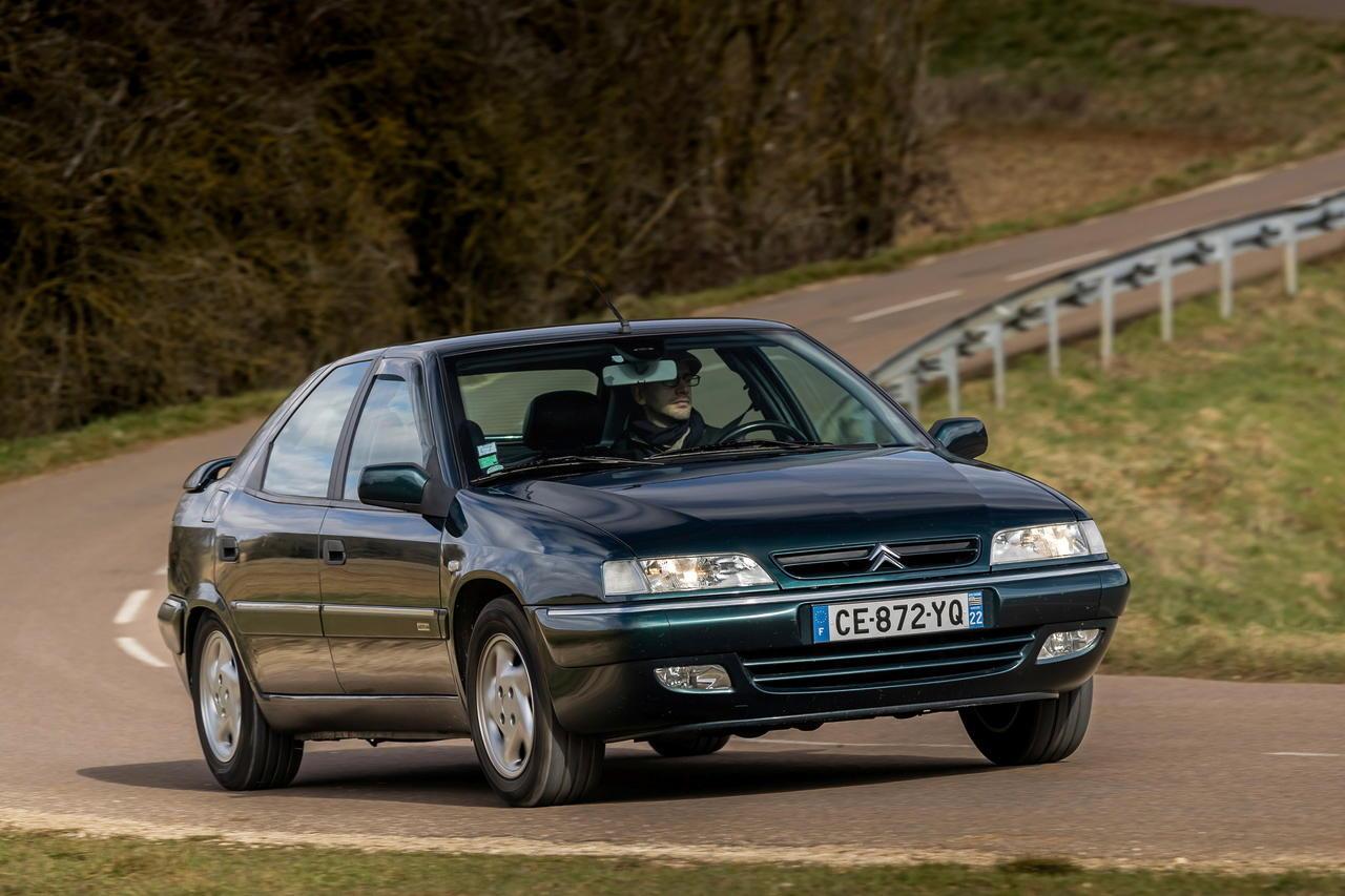 Photo 11 - La Xantia Activa vire à plat grâce à sa suspension hydropneumatique composée de dix ...