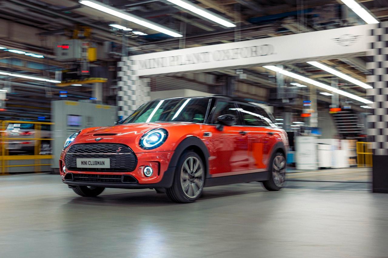 Photo 15 - Un Clubman S orange franchit la ligne d'arrivée de la ...