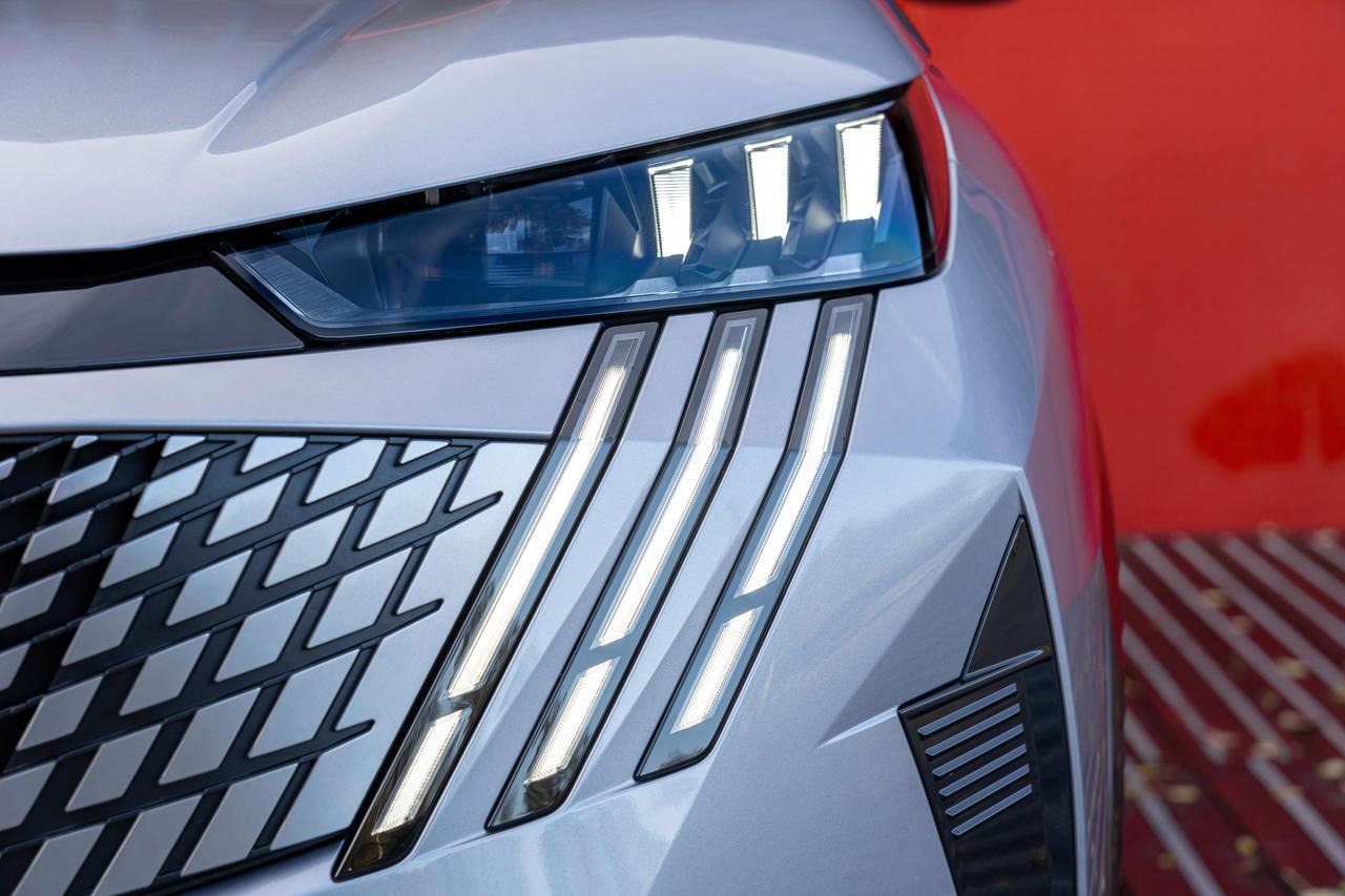 Photo 4 - La signature lumineuse du 3008 III se distingue par les trois griffes caractéristiques ...