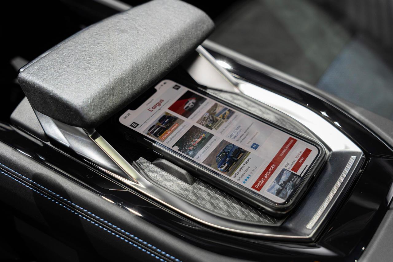 Photo 26 - Le chargeur à induction reste positionné sur la console coulissante. - Renault Rafale ...