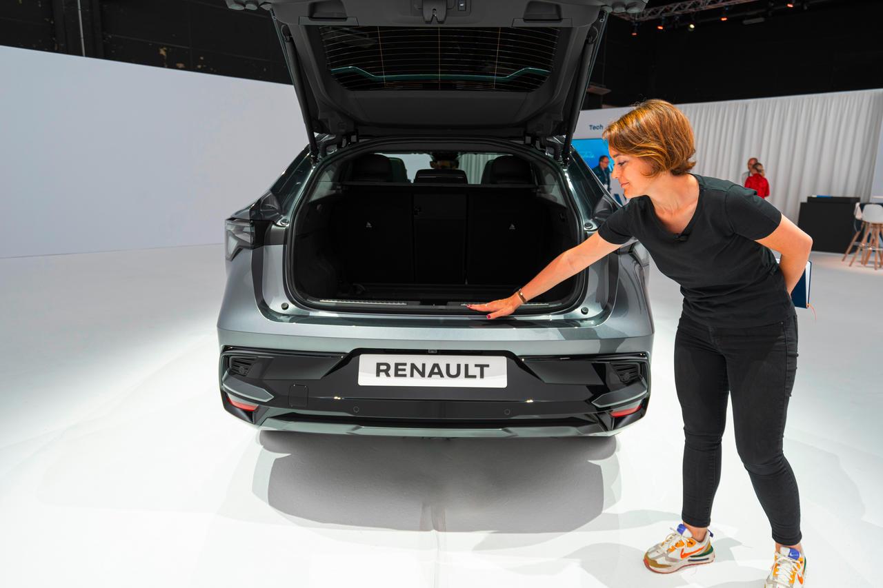 Photo 33 - Le seuil de coffre du Rafale est assez haut. - Renault ...