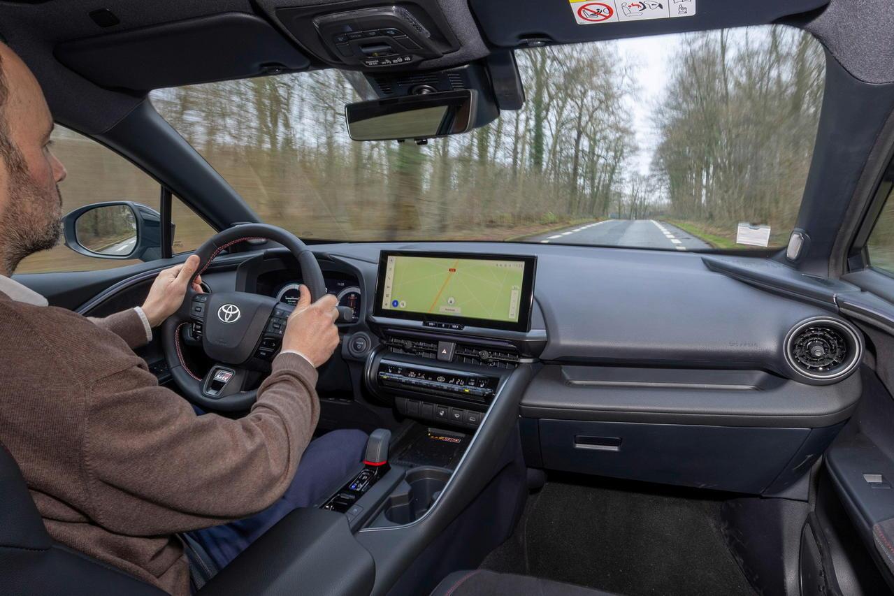 Diaporama et photos - Essai Toyota C-HR 200 GR Sport (2024) : l’hybride GTI ? | L'Argus