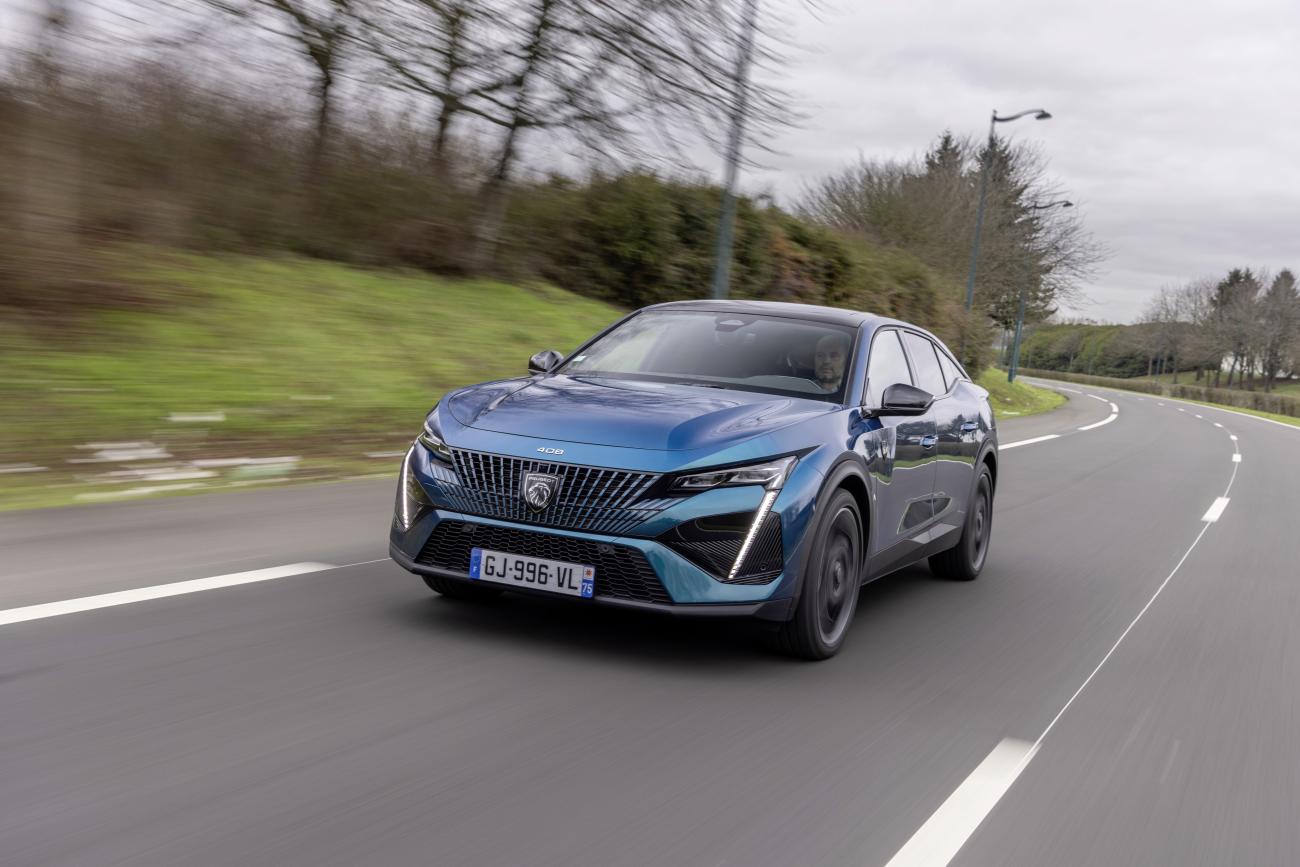 Peugeot 408 (2024). La gamme et les prix du crossover micro-hybride et PHEV