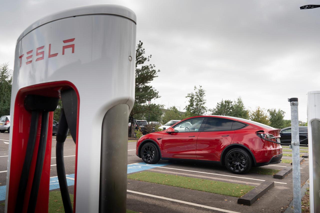 Photo 3 - Tesla Model Y rouge superchargeur - Prix Tesla Model Y (2024 ...