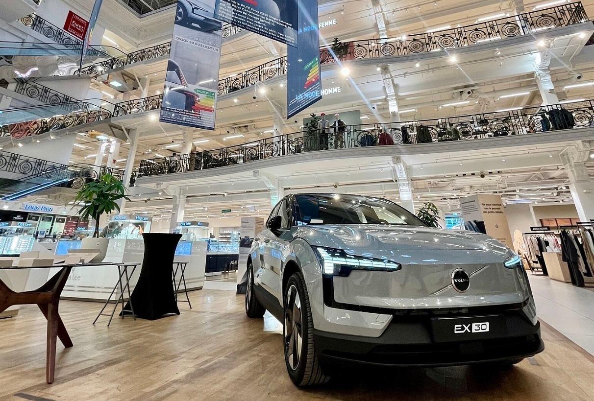 Photo 4 - SUV EX30 réseau distribution - Les concessionnaires Volvo investissent des lieux ...