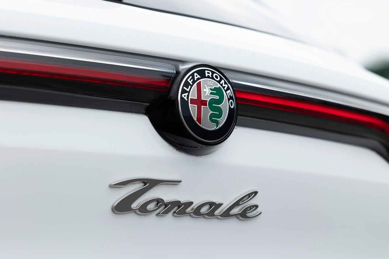 Photo 3 - logo alfa romeo tonale malle arriere coffre - Joël Verany ...
