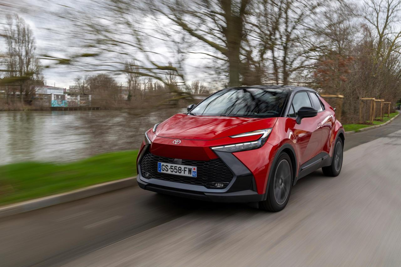 Photo 1 - toyota c-hr rouge - Carnet de commandes. Déception pour ...
