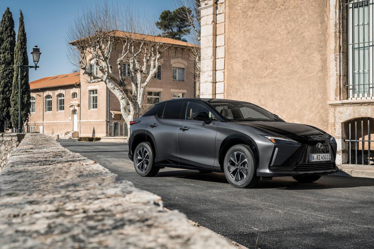 Photo 16 - Lexus RZ gris - Top 30 des voitures électriques neuves les ...