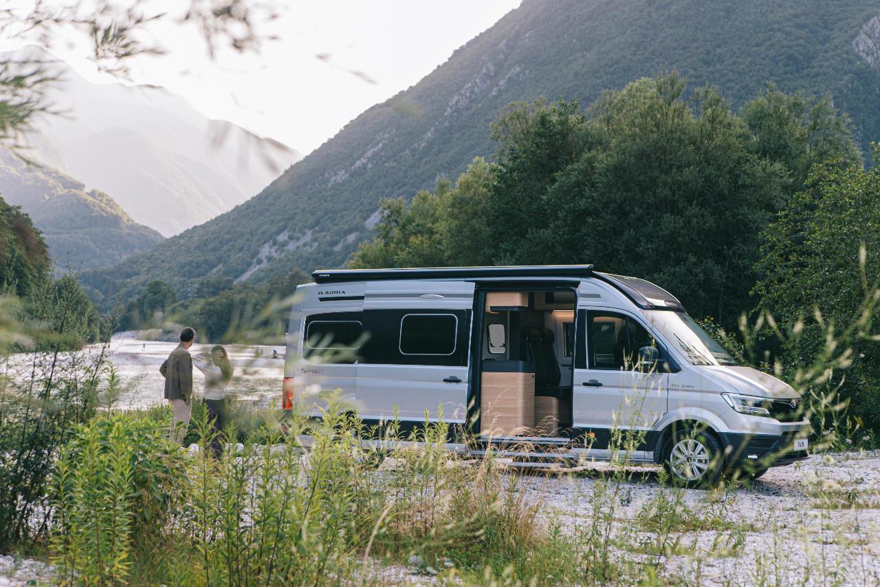 Photo 2 - Adria proposait déjà des vans, mais du genre XL avec la gamme ...