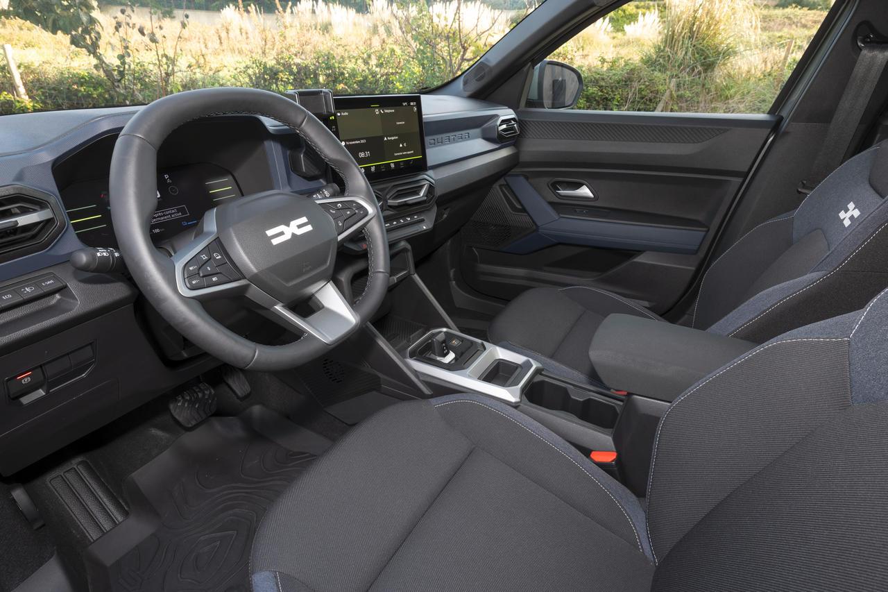 Photo 22 - Le poste de conduite est nettement plus moderne. On remarque ...