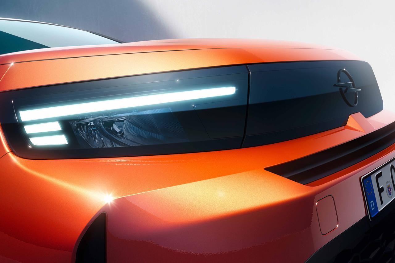 Photo 4 - C'est peu visible en noir sur noir, mais le Frontera inaugurera le nouveau logo d'Opel ...