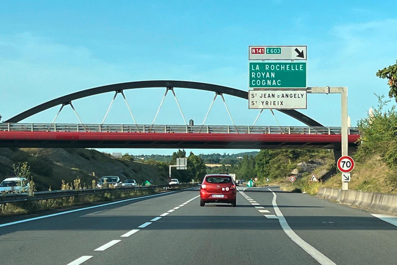Photo 3 - Sur les routes à chaussées séparées par un terre-plein ...