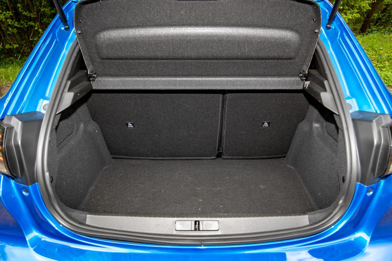 Photo 17 - Coffre Peugeot 208 Allure - Essai comparatif. La Peugeot 208 hybride défie la Toyota ...