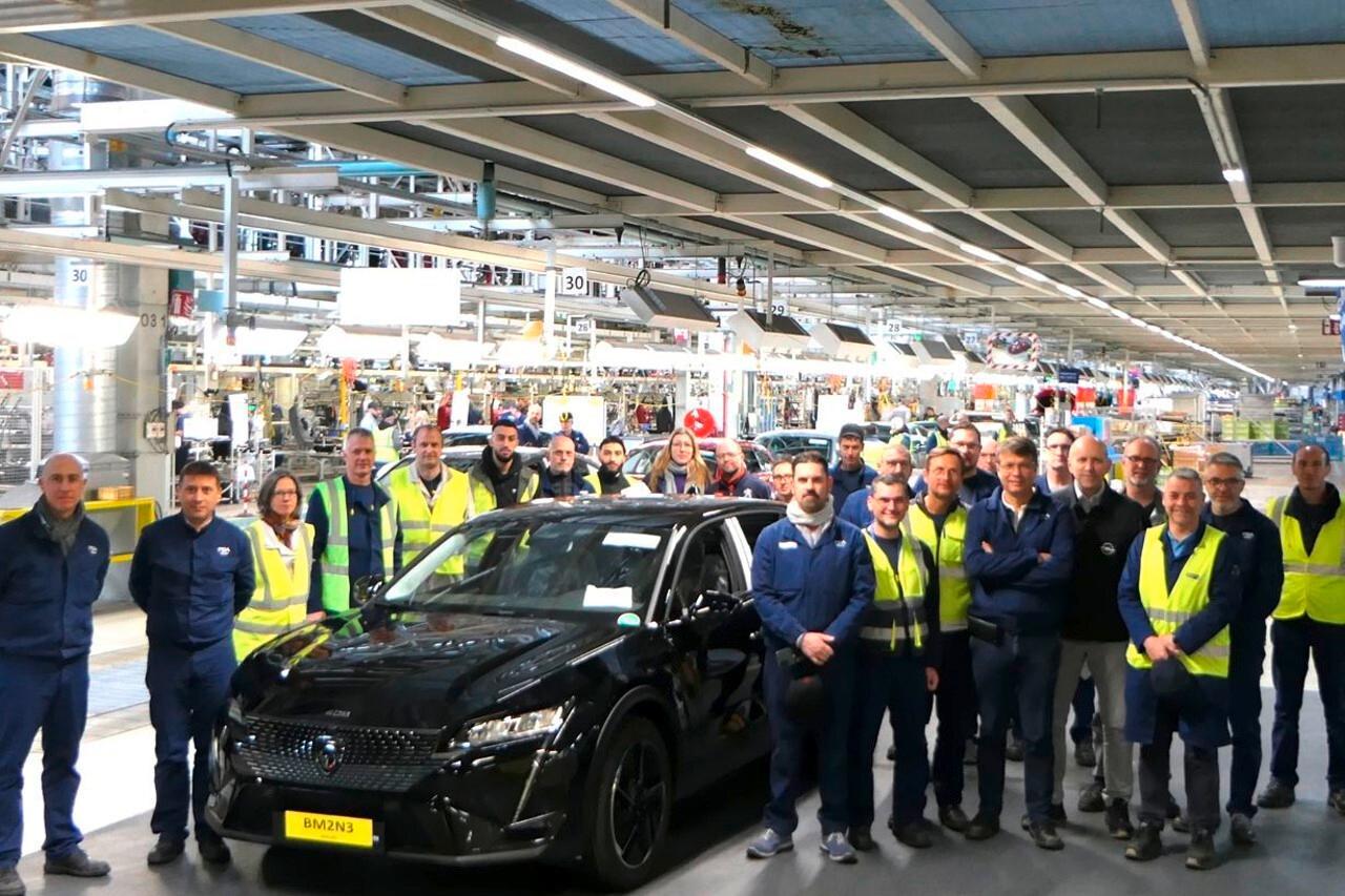 Peugeot e-408 (2024). 1ère image et infos techniques sur la berline crossover électrique