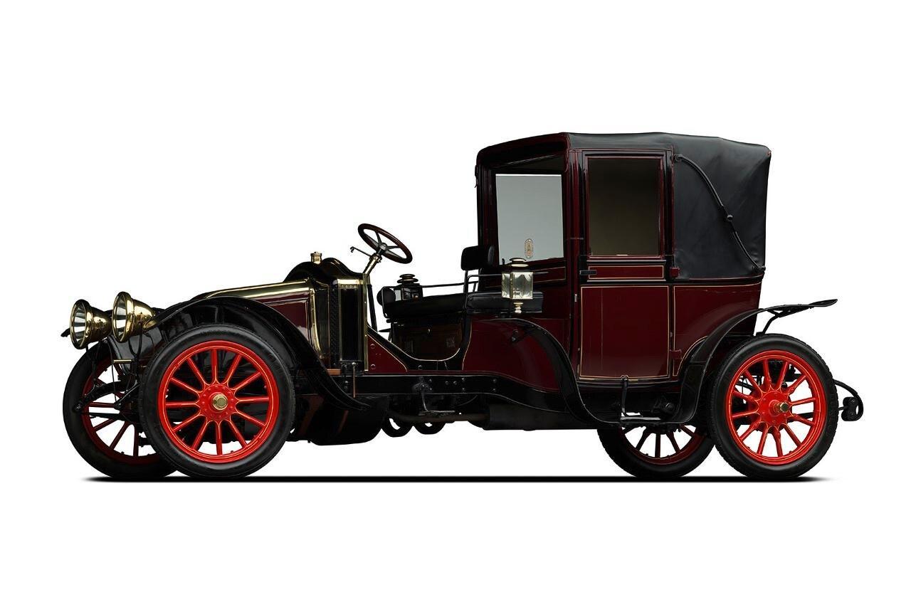 Photo 26 - Faite de bois et de cuivre, cette Renault CB Landaulet de ...