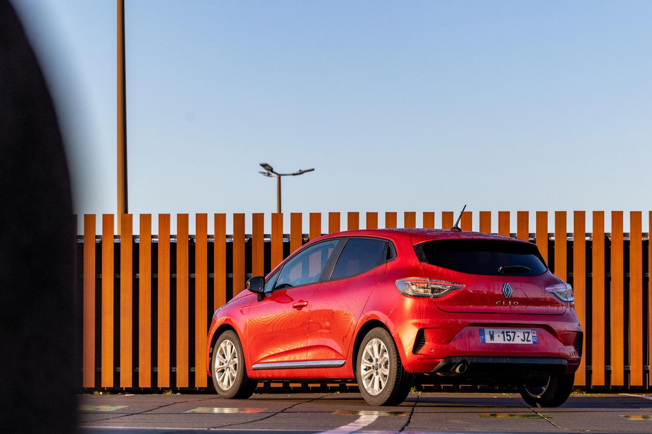 Renault 5 E-Tech VS Clio. Electrique ou thermique, le match des prix