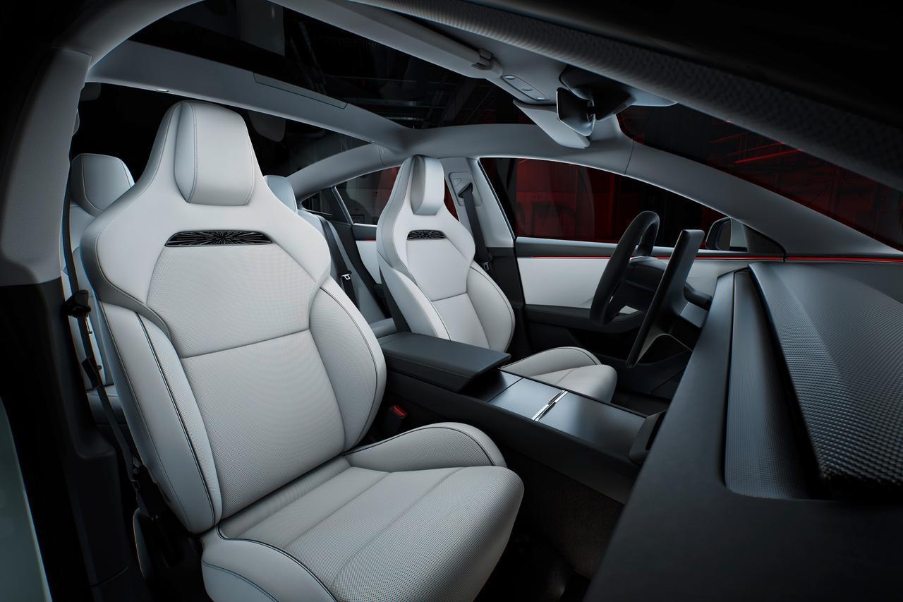 Photo 8 - La variante Performance dispose de sièges avant sport ...