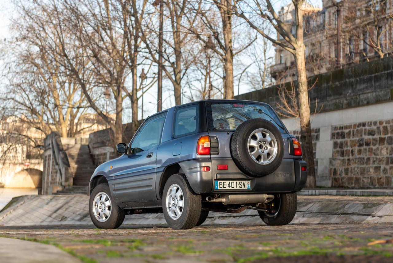 Photo 2 - Le premier Toyota RAV4 a adopté un format de poche : 3,71 m ...