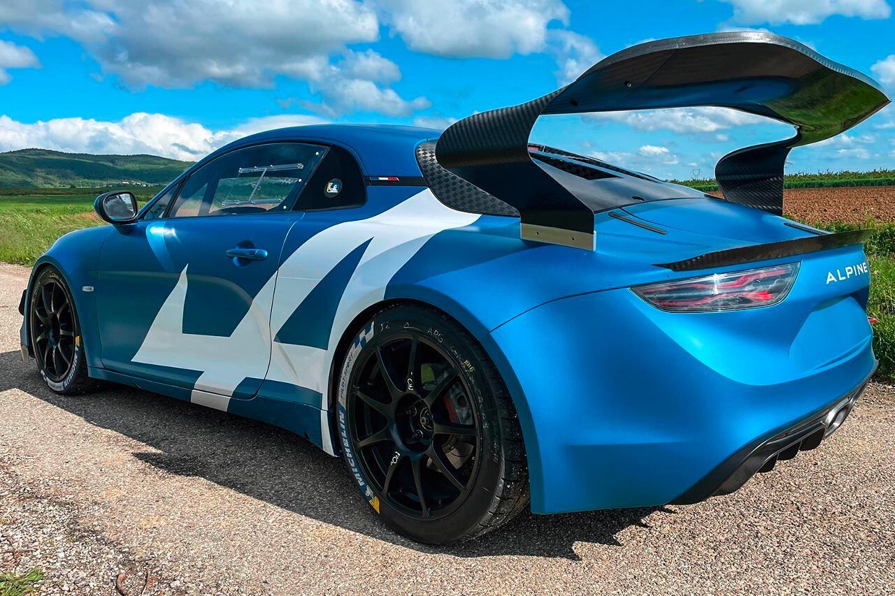 Photo 2 - L'aileron spectaculaire évoque les voitures de Pikes Peak ...