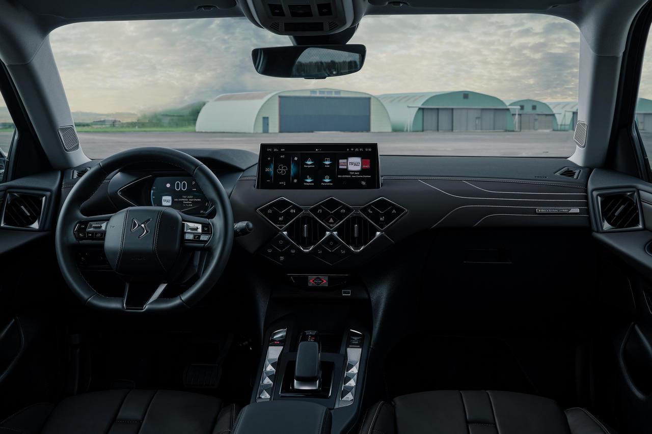 Photo 5 - La planche de bord du DS3 Antoine de Saint Exupéry reçoit la ...