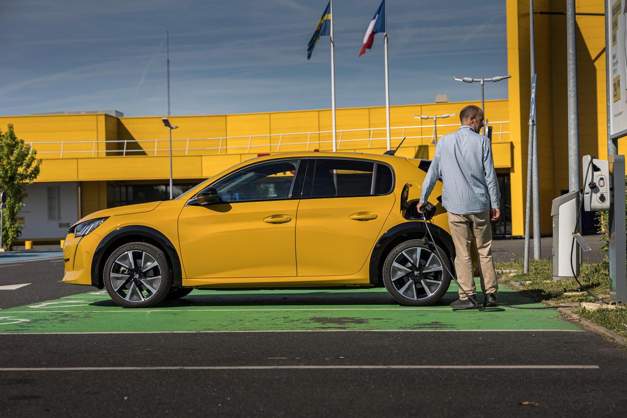 Photo 1 - peugeot e208 electrique jaune recharge batterie - Baromètre ...