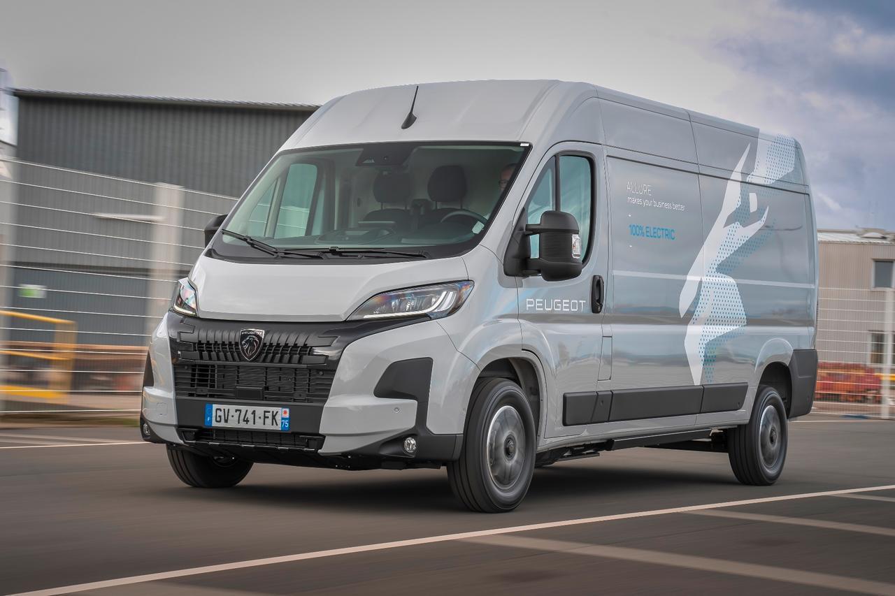 Photo 2 - Le Peugeot Boxer, comme les autres fourgons du groupe ...