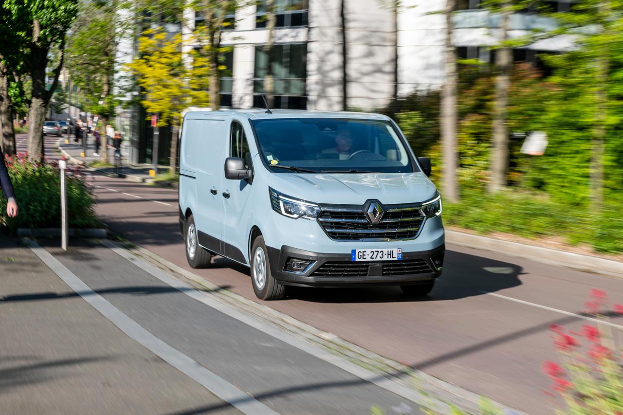 Essai comparatif. Le Ford Transit Custom 2024 défie le Renault Trafic