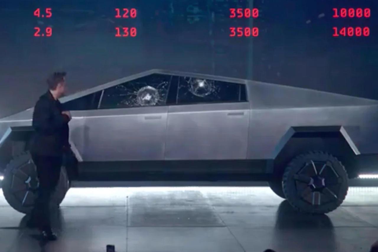 Photo 3 - Petit couac lors de la présentation du Cybetruck en 2019 ...