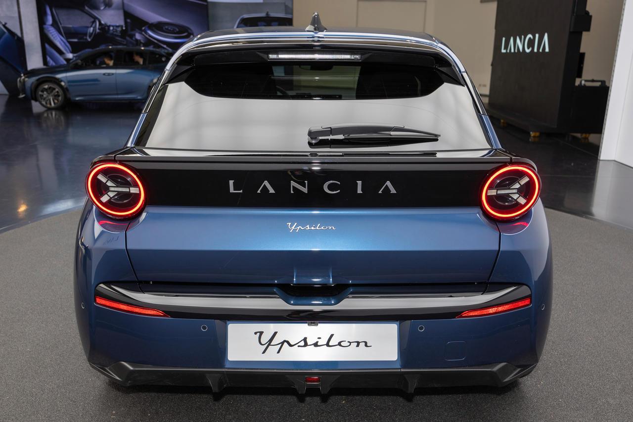 À bord de la nouvelle Lancia Ypsilon (2024), cousine premium de la ...