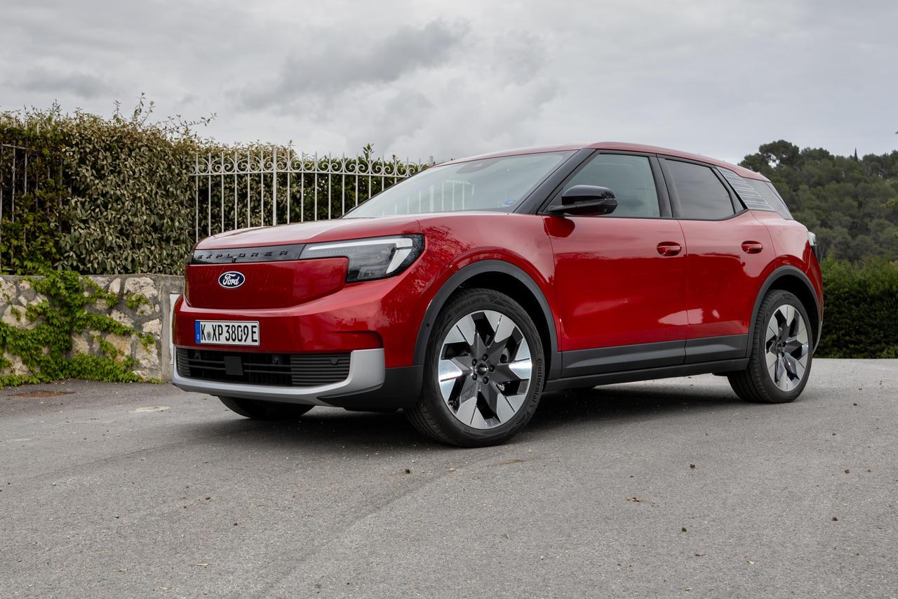 Photo 13 - Ford Explorer électrique rouge - Tous les nouveaux SUV ...