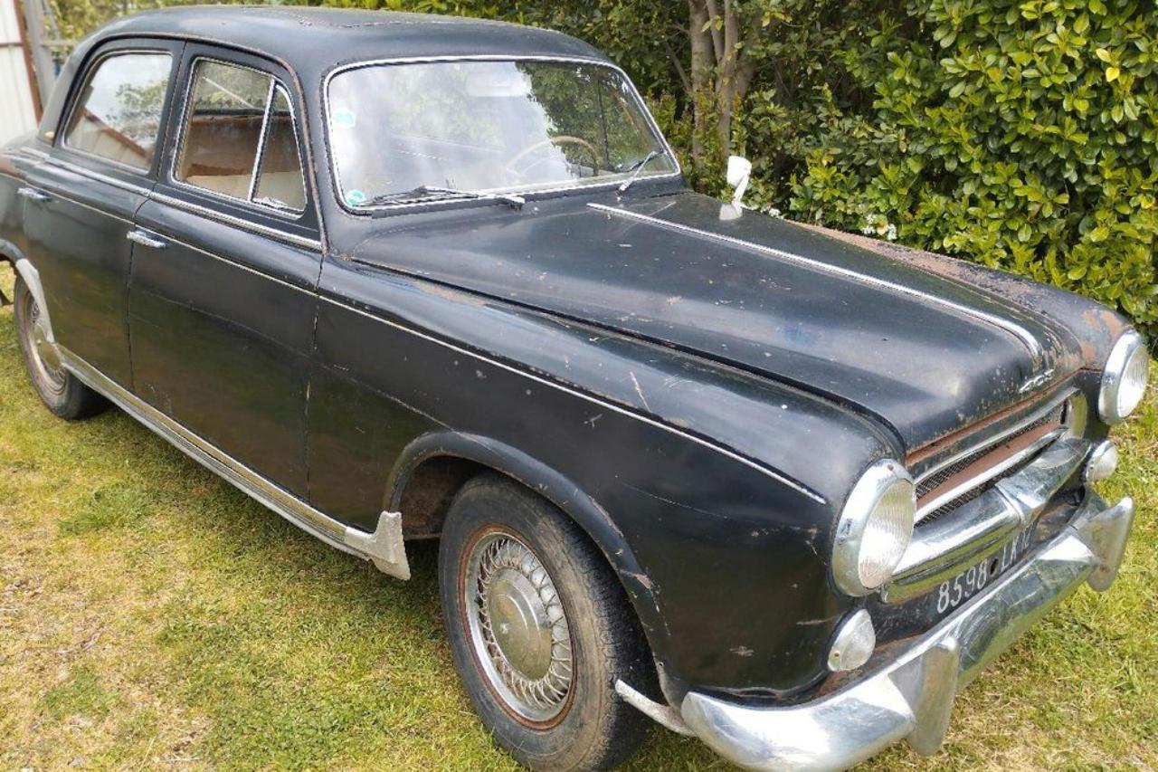 Photo 9 - Cette Peugeot 403 Grand Luxe de 1960 affiche 100 000 km au ...