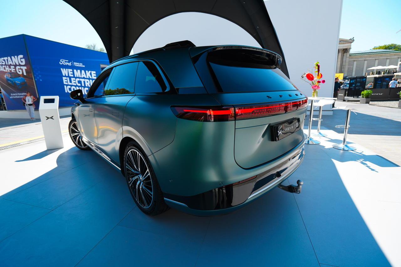 Photo 6 - Xpeng G9 vert mat - Xpeng G9 (2024). Le grand SUV électrique chinois arrive en France